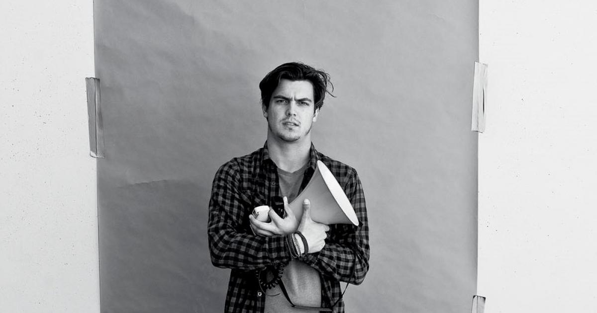 TRAVIS FERRÉ | Around the Waves